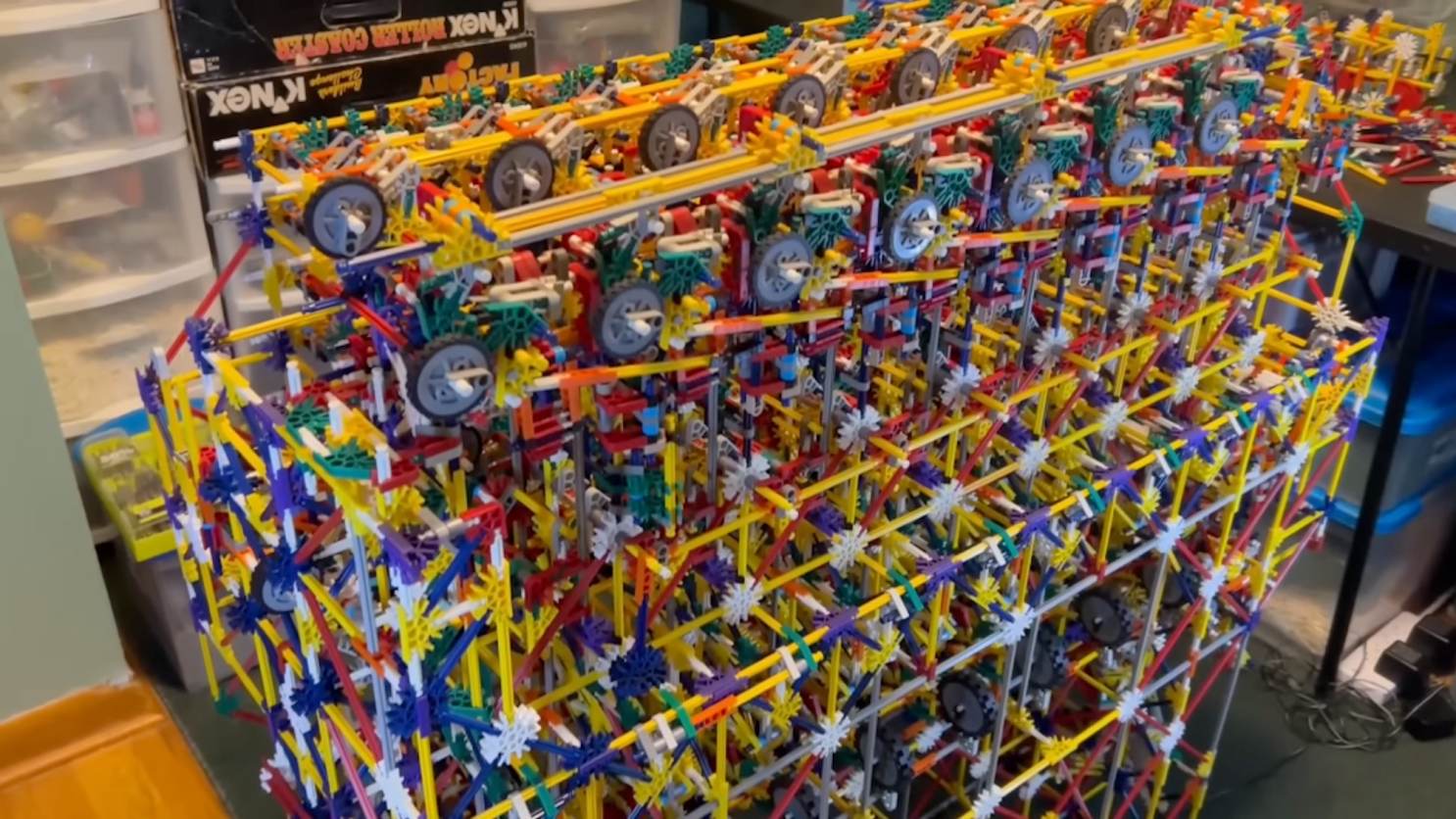 Inventor builds mechanical computer with thousands of Knex pieces ...