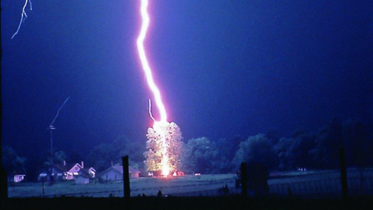 How lightning passes gas | Popular Science