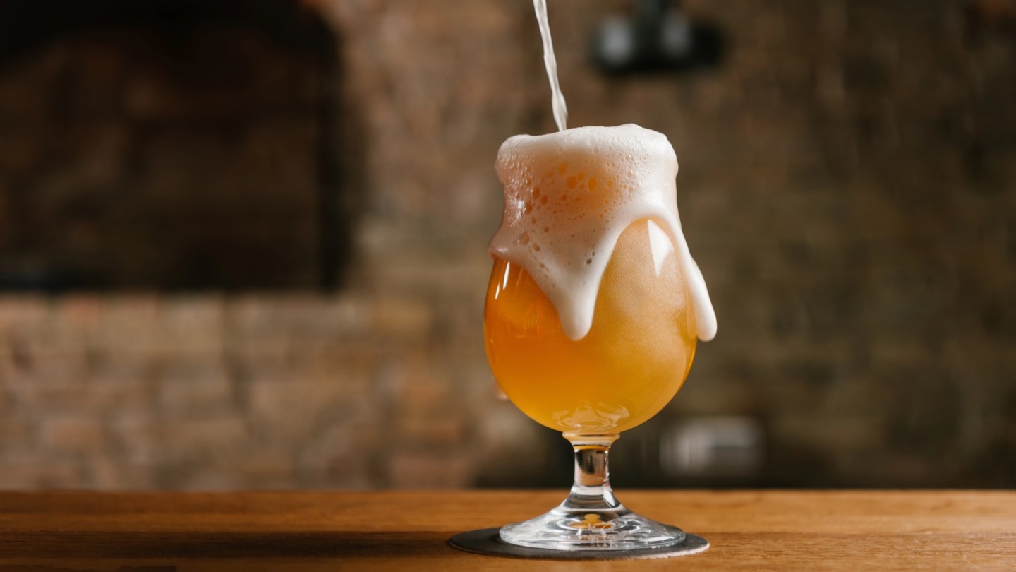 How to brew the best beer foam, according to physics | Popular Science