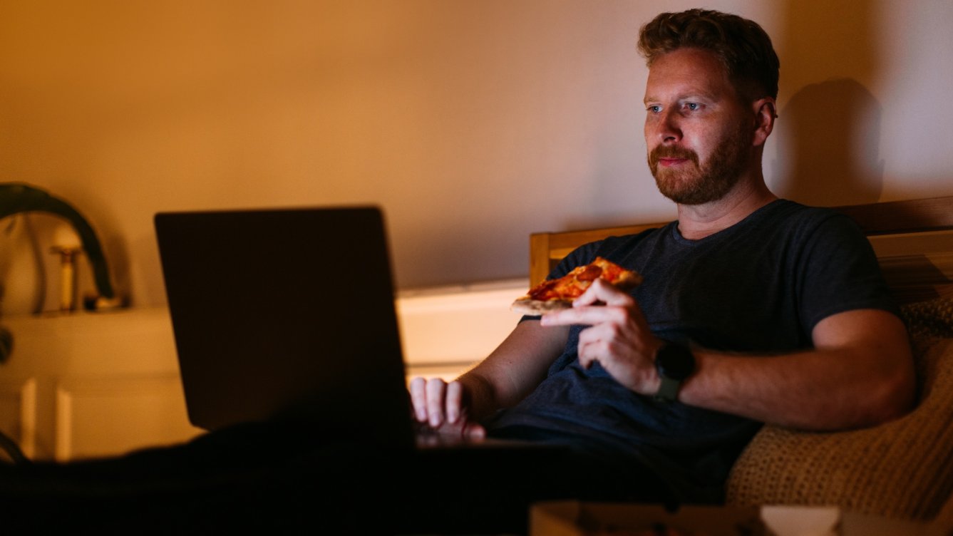 Does eating late at night really cause weight gain? A nutritionist ...