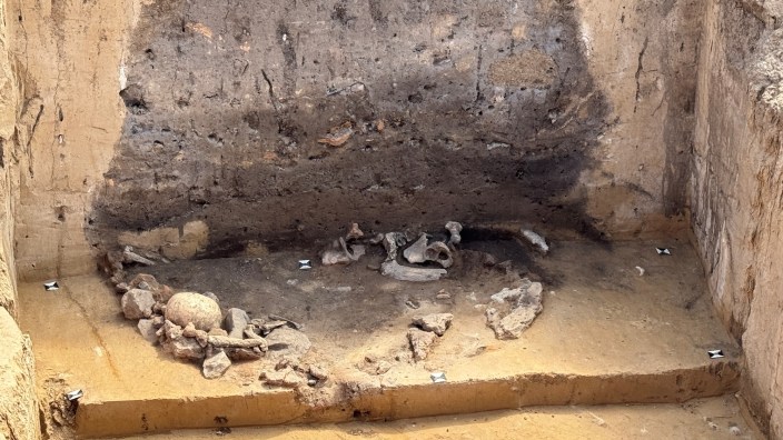 Electrical workers uncover 5,000-year-old burial pits in Germany ...