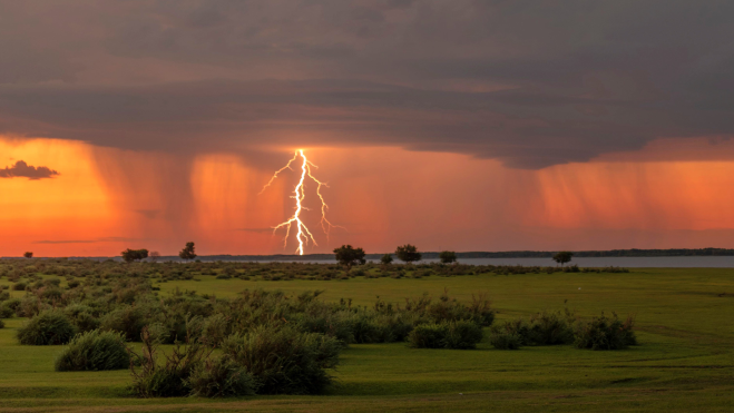 A record-breaking lightning bolt just 'shocked' meteorologists ...