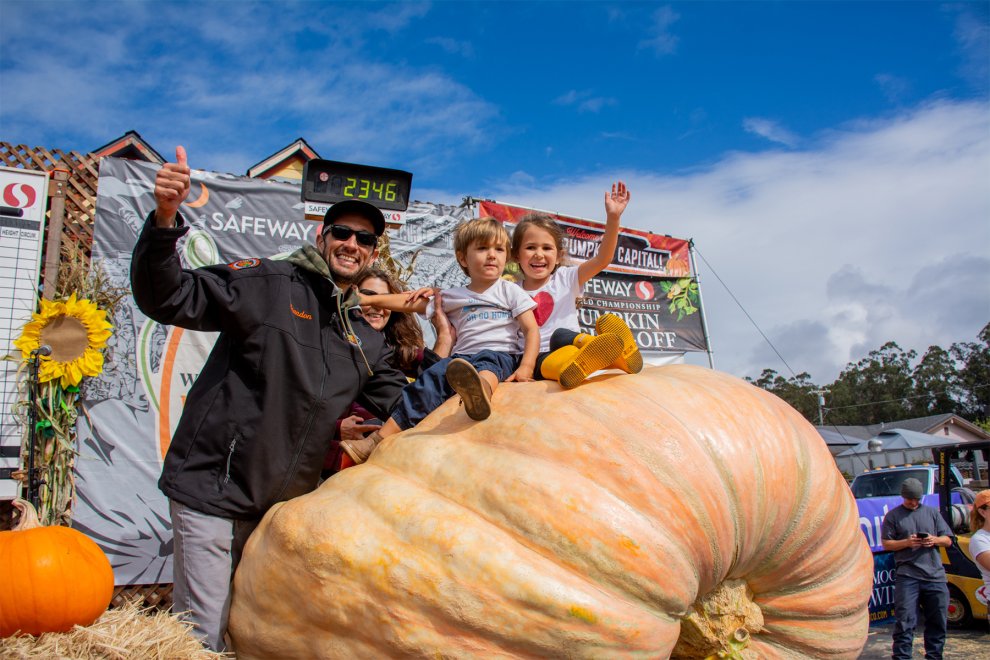 Behold, the pumpkin king: A 2,346 pound gourd | Popular Science