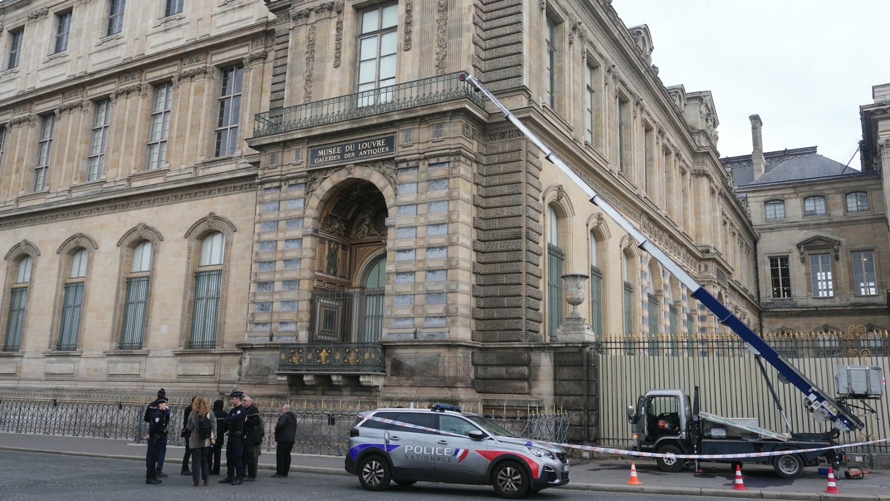 Why the Louvre heist doesn't surprise museum security experts | Popular ...