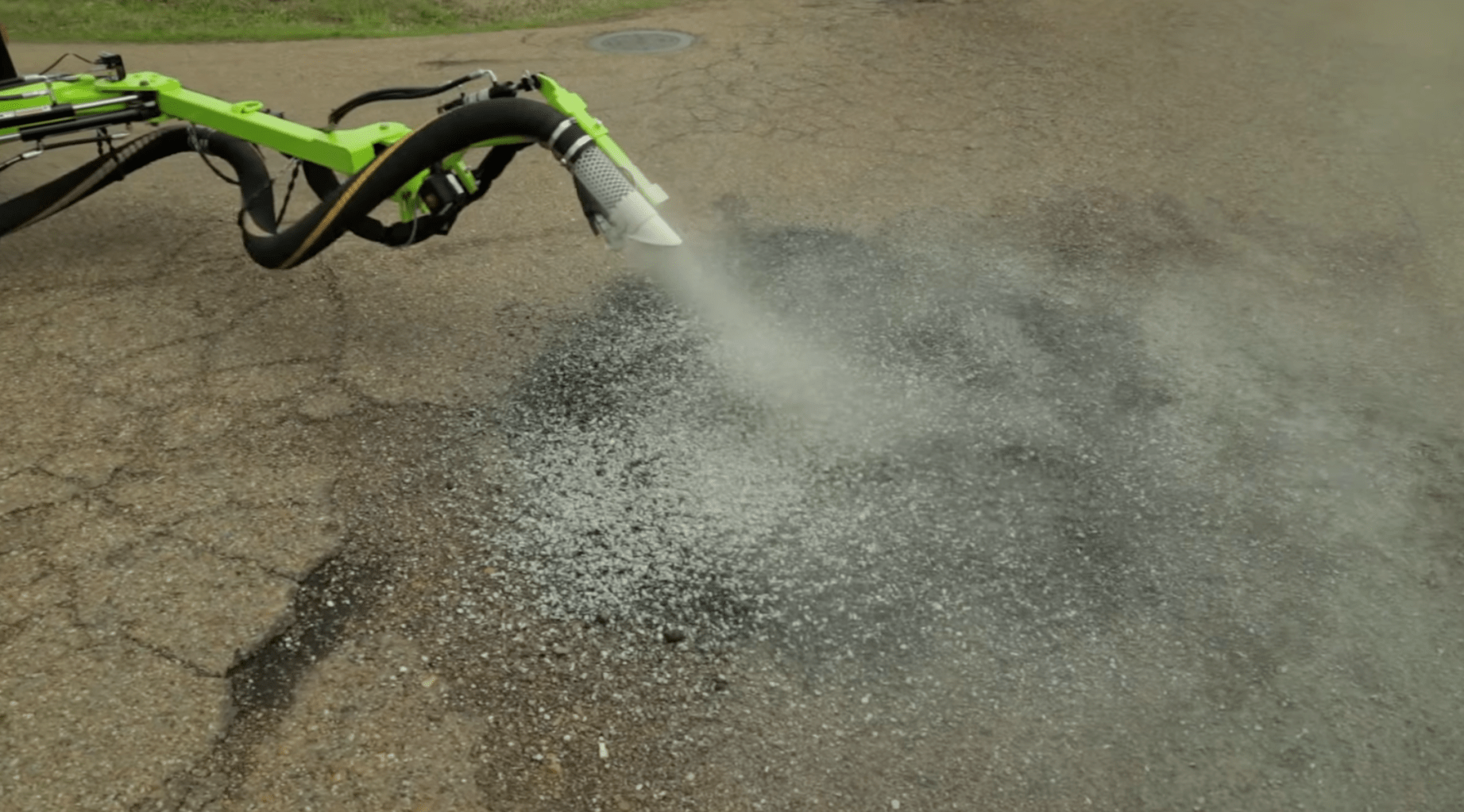 Asphalt-spraying truck fixes potholes in minutes | Popular Science