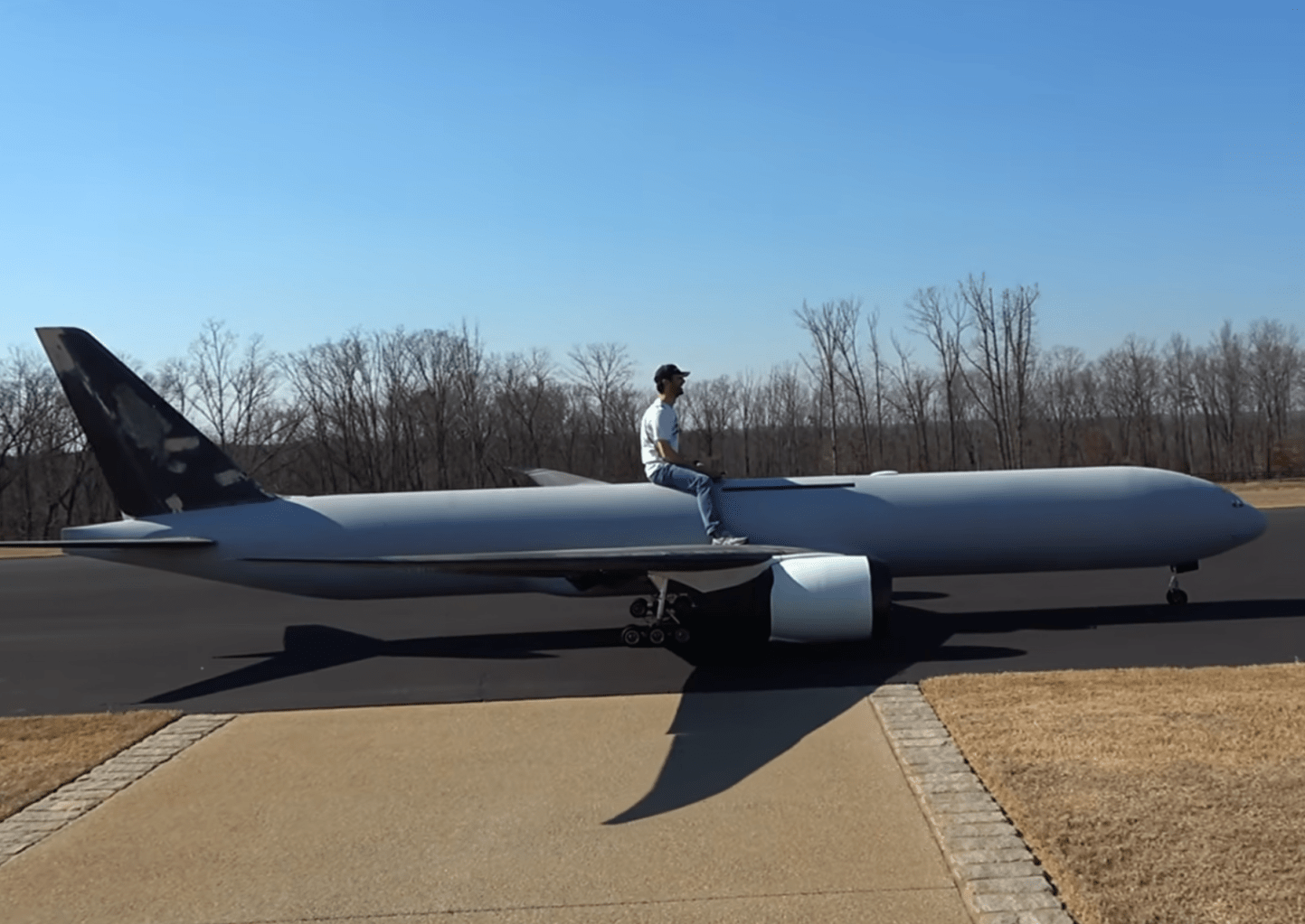 The world’s largest RC Boeing 777-9X takes flight | Popular Science