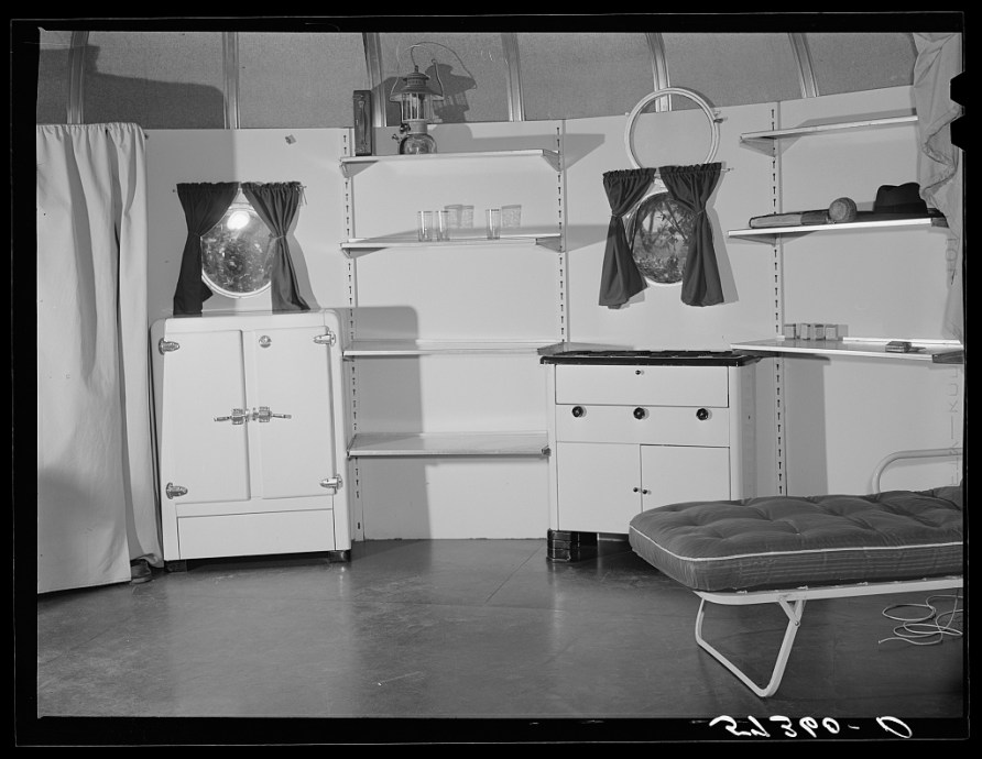 After WWII, flying saucer-shaped houses almost filled American suburbs ...
